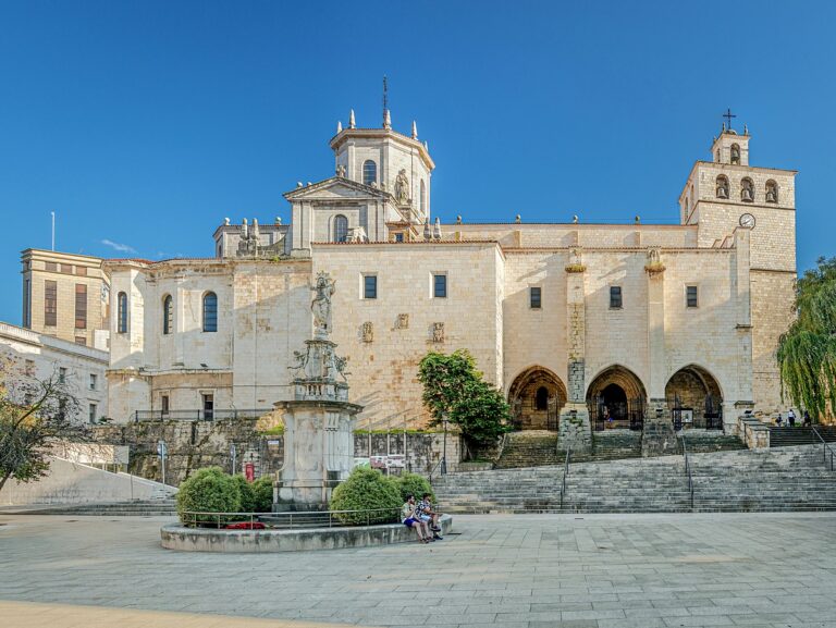 La Belleza de la Catedral de Santander: Un Legado Histórico Para ...