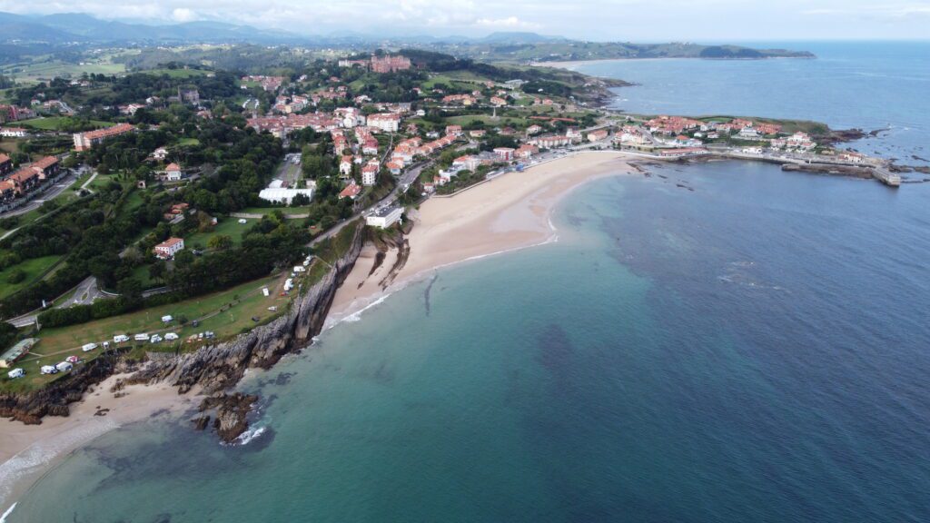 Un Paraíso de Arena y Mar: La Playa de Comillas - Pueblos de Cantabria
