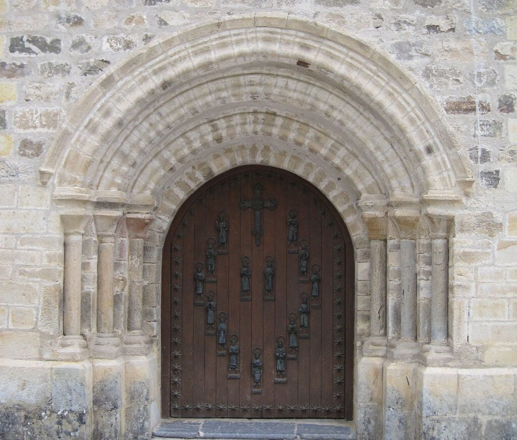 La Puerta del Perdón en Santo Toribio de Liébana: Un Lugar Sagrado y ...